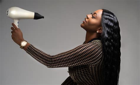 갈색 눈 개인 관리 검은 머리 검은 색과 금색 곱슬 머리 관찰 구불 거리는 머리카락 귀걸이 긴 머리 놀라 뷰티 뉴 올리언스 뉴올리언스 소녀 단철