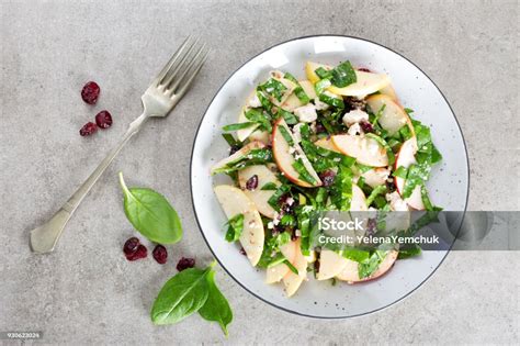 신선한 사과 크랜베리 호두 이탈리아 리 코타 치즈 시금치로 건강 한 과일과 베리 샐러드 나뭇잎 아침 식사 맛 있는 고 영양가