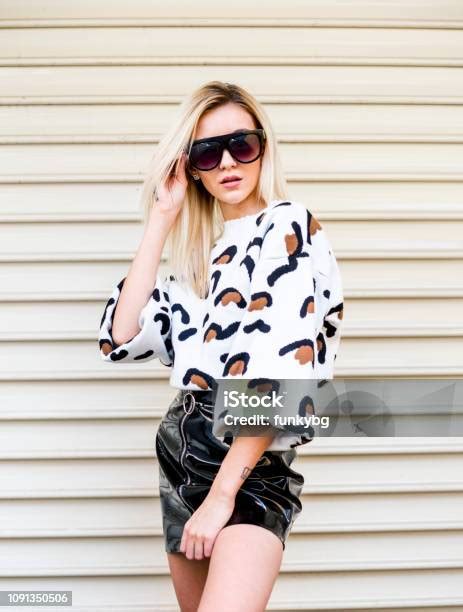 세련 된 옷과 선글라스 벽 앞에서 아름 다운 젊은 여자의 초상화 개인 장식품에 대한 스톡 사진 및 기타 이미지 개인 장식품 거리 매혹 Istock