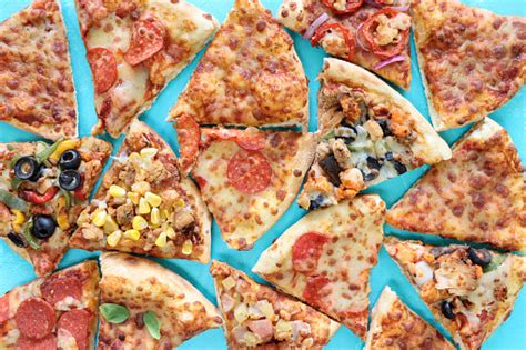 패스트푸드 피자 디자인 포스터 하와이 페타 토마토 슬라이스 붉은 양파 닭고기와 스위트콘 페퍼로니 피자 마르게리타 채소 블랙 올리브 등 다양한 토핑을 곁들인 삼각 피자