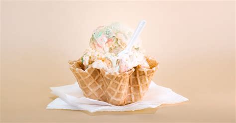 Flavorful 감기 건강에 해로운 음식 고급 아이스크림 고립된 냅킨 냉동 디저트 다채로운 달콤한 달콤한 대접 디저트 딸기 라바콘 맛있는 몹시