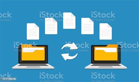 파일 전송 파란색 배경에 파일이있는 두 대의 랩톱 컴퓨터 폴더 또는 문서가 서로 전송됩니다 문서 의 전송 파일 공유 개념입니다 플랫 디자인 벡터 전송에 대한 스톡 벡터 아트