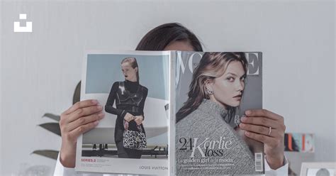 흰색 긴 소매 셔츠와 검은 바지를 입은 여자가 의자에 앉아 있다 사진 Unsplash의 무료 회색 이미지