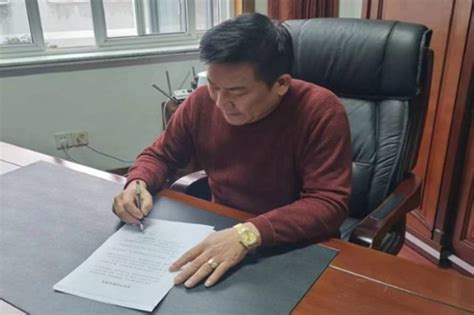 横河工业社区组织党员签订不信教承诺书活动