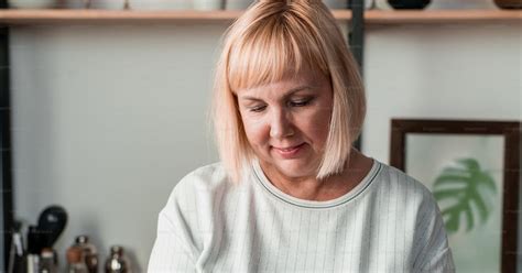 내용 매력적인 여자 부엌 카운터에 서서 말린 과일을 만드는 동안 탈수기 층에 오렌지 조각을 뿌린다 사진 Unsplash의 음식 이미지