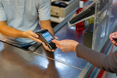 슈퍼마켓에서 신용 카드로 식료품을 지불하는 알아볼 수 없는 고객의 클로즈업 남자에 대한 스톡 사진 및 기타 이미지 남자 라틴 아메리카 히스패닉 민족 상점 Istock