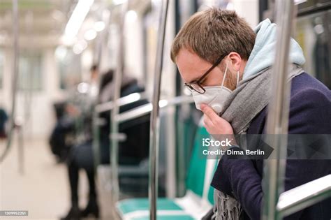 남자 기침 호흡보호구 N95 마스크를 착용 하여 전염성 질환 독감 코로나바이러스 기차에 대한 스톡 사진 및 기타 이미지 기차 재채기 35 39세 Istock