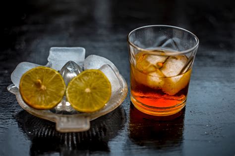 가까이 숙취 치료 나무 표면에 즉 레몬 주스의 스카치 위스키와 스카치 위스키 또는 곡물 위스키 0명에 대한 스톡 사진 및 기타 이미지 Istock