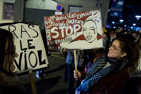 Un Combat Féministe Unisexe Dans Les Rues De Clermont Ferrand Contre