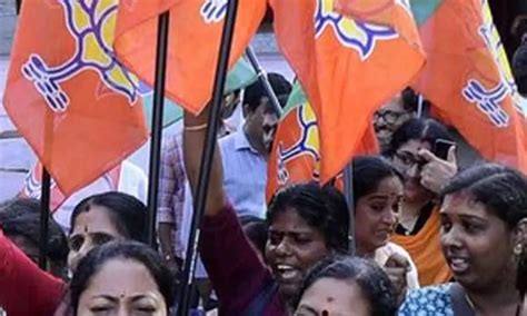 Vandiperiyar Case Bjp Mahila Morcha Activists Break Into Kerala Police