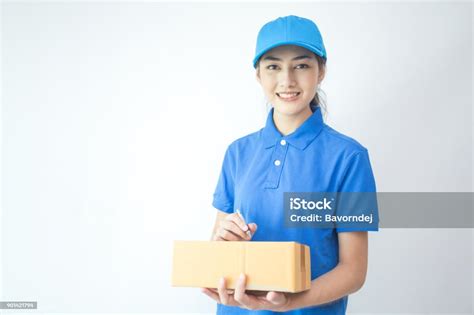 유니폼에 배달 서비스 노동자와 가진 젊은 아시아 여자 흰색 배경에 고립 된 매력적인 미소와 함께 상자를 들고 여자 나름에 대한 스톡 사진 및 기타 이미지 Istock