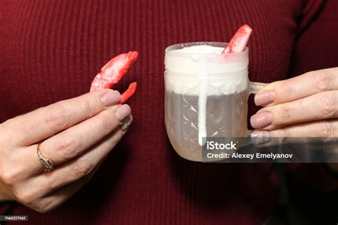 여자의 손에는 맥주 머그잔과 수제 비누로 만든 새우가 있습니다 Charity Benefit에 대한 스톡 사진 및 기타 이미지 Charity Benefit 건강한 생활