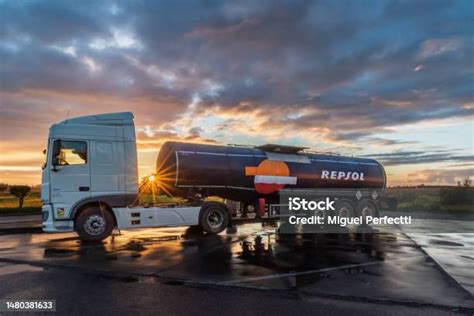 세비야 스페인 극적인 하늘 아래 Repsol 에너지 회사의 연료 유조선 트럭 0명에 대한 스톡 사진 및 기타 이미지 0명