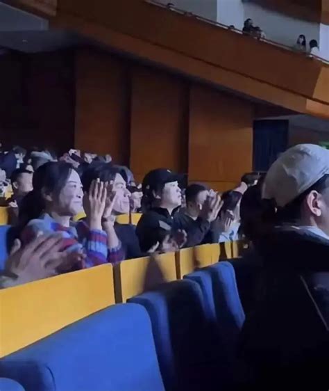贾玲捧场好友演出，白凯南激动单膝跪地，两人多年未见再聚首 茶杯狐
