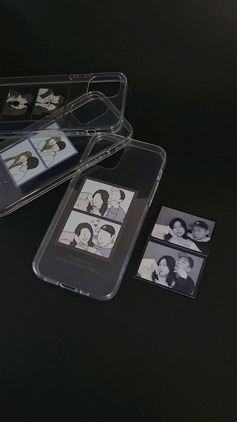 사진 속 여러분들의 모습을 그린 후 폰케이스 이어폰케이스 키링에 담아드려요 By 스케치룩 커플 인생네컷 커플템 커플아이템 커플선물 남자친구선물