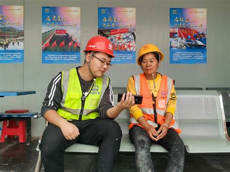中铁五局电务城通公司员工积极收看《榜样7》 搜狐大视野 搜狐新闻