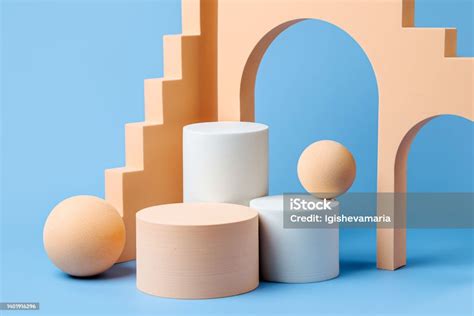 제품 프리젠 테이션을위한 파스텔 색상의 다양한 기하학적 형태의 추상적 인 배경 화장품을 보여주는 연단 강단에 대한 스톡 사진 및