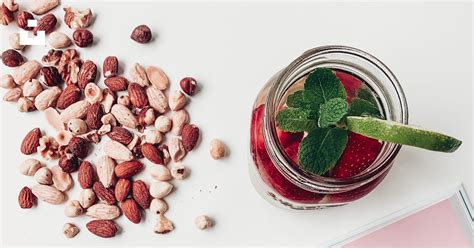 빨간 액체와 얇게 썬 딸기가 있는 투명한 유리 그릇 사진 Unsplash의 무료 웰빙 이미지