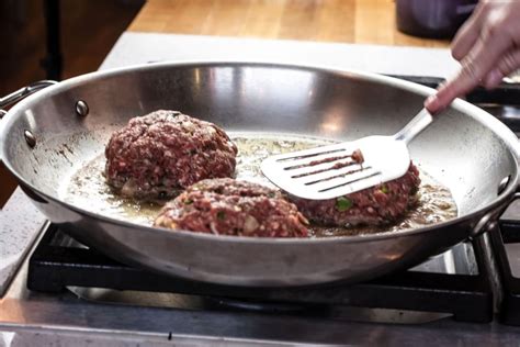 ステンレスフライパンを油なしで使う方法｜目玉焼きやお肉がくっつかないコツも紹介 Best One（ベストワン）