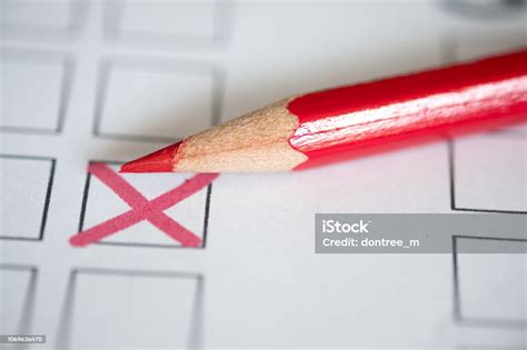 선택 영역을 상징 하는 흰 종이에 적십자와 빨간 연필 필드의 얕은 깊이와 사진 단일 객체에 대한 스톡 사진 및 기타 이미지 단일 객체 대통령 레코드 아날로그 오디오