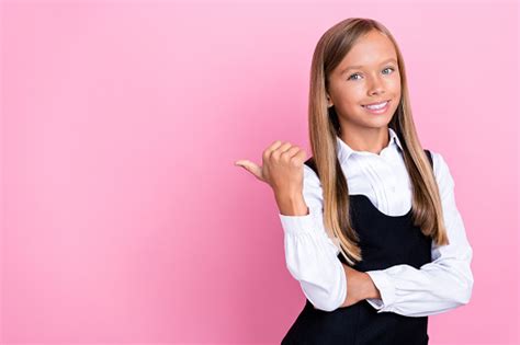 긍정적 인 소녀 손 직접 빈 공간 멋진 제안 저렴한 가격 상점 세련된 유행 옷 절연 핑크 색상 배경에 고립 된 사진 8 9 살에 대한 스톡 사진 및 기타 이미지 Istock