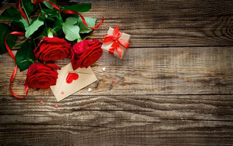 빨간 리본 선물 심장과 아름다운 나무 배경에 꽃다발 빨간 신선한 장미 발렌타인 데이 생일 어머니의 날 결혼식 기념일 플랫 레이 복사 공간 전원주의에 대한 스톡 사진 및 기타