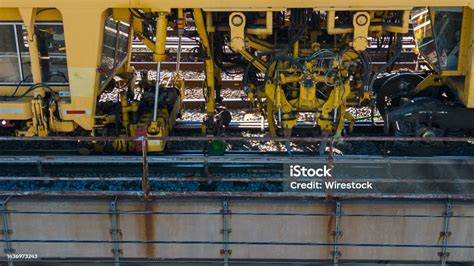 화창한 날에 고가 선로를 고정하는 열차 선로 유지 보수 차량의 근접 촬영 강철에 대한 스톡 사진 및 기타 이미지 강철 교통