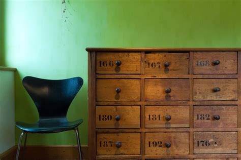 무료 이미지 목재 고대 미술 번호 늙은 녹색 공간 검은 가구 방 가슴 내각 디자인 벽지 덴마크 개미 서랍장 손가락 쌓을 수있는 합판 의자