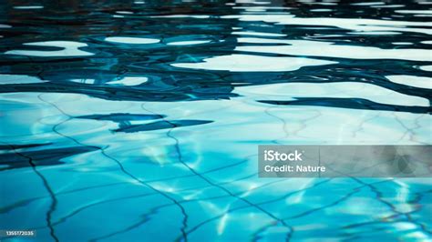 물 수영장 배경 블루 웨이브 풀 텍스처 맑은 수면 추상여름 바다 무늬 0명에 대한 스톡 사진 및 기타 이미지 0명 고여 있는 물 굴절 Istock