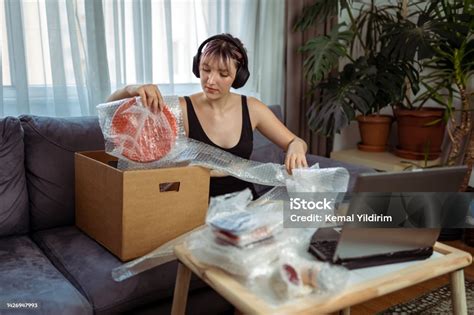 거실에서 골판지 상자를 열고 제품을 들고있는 아름다운 여성 개봉에 대한 스톡 사진 및 기타 이미지 개봉 거라지 세일 구매