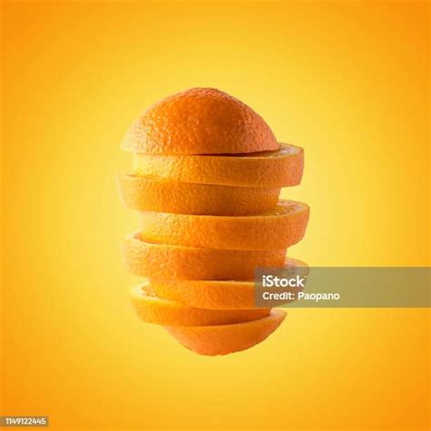 밝은 배경에 슬라이스 오렌지와 창조적 인 구성 최소한의 과일 개념입니다 0명에 대한 스톡 사진 및 기타 이미지 0명 감귤류