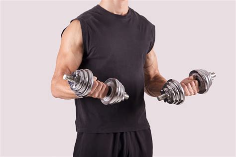 인식 할 수없는 밀레니엄 보디는 아령으로 운동 가벼운 스튜디오 배경에 철을 펌핑 강사에 대한 스톡 사진 및 기타 이미지 강사 건강한 생활방식 근육 Istock