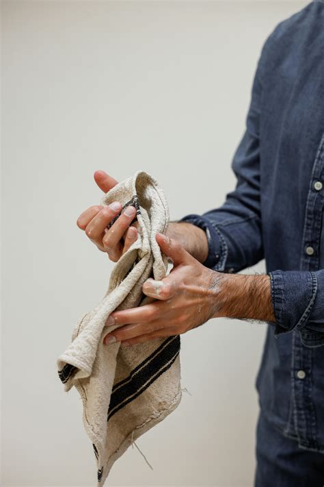 Tv 세트 가전제품 관리 가정 가정의 효율성 가젯 청소 거실 기술 유지 보수 깨끗한 표면 닦는 먼지 먼지 제거 물티슈로 닦다 미니멀리스트 디자인