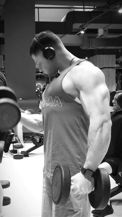 Тренировка на бицепс и трицепс бицепс качалка пляжныйбодибилдинг тренировкарук железо