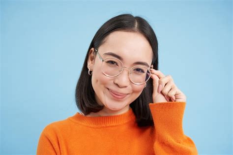 Premium Photo Portrait Of Smiling Beautiful Woman In Glasses Testing