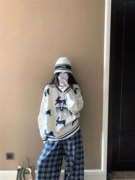 더블제이 24fw 신상 루즈 핏 니트 스웨터 티셔츠 코디 브이 넥 라인 시보리 토끼 래빗 자수 아이보리 오버핏 Nt 프리사이즈 레이어드 편한 꾸안꾸 대학생 데일리 일상