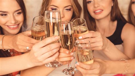How To Pick Up Women In A Bar By An Expert The Modern Man