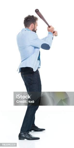 전체 길이 한 사람 한 사람 사이드 뷰 프로필 보기 3039 세 성인 잘 생긴 사람들 백인 남성 젊은 남자 사업가 실업가 야구 선수 앞에 서 폭력 타격 30 34세에 대한