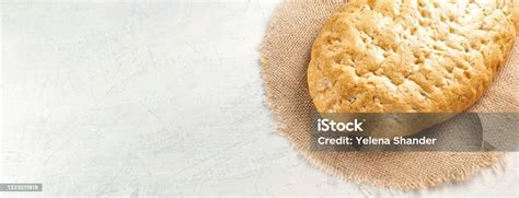 이탈리아 포카치아 또는 이탈리아 빵배너 텍스트가 있는 흰색 질감의 테이블에 냅킨에 향기로운 허브를 곁들인 신선하고 맛있는 빵