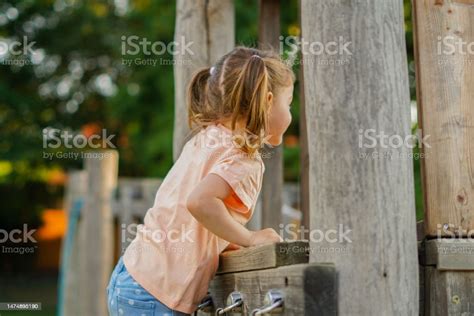 화창한 따뜻한 여름날에 즐거운 시간을 보내는 아름다운 아기 야외 놀이터에서 모래에서 노는 귀여운 유아 소녀 운동장에 대한 스톡 사진 및 기타 이미지 Istock