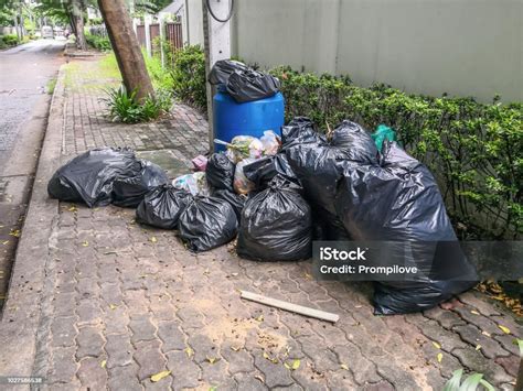 보도에 전체 시 쓰레기통 근처 검은 쓰레기 봉지 더미 가득 찬에 대한 스톡 사진 및 기타 이미지 가득 찬 가방 개념