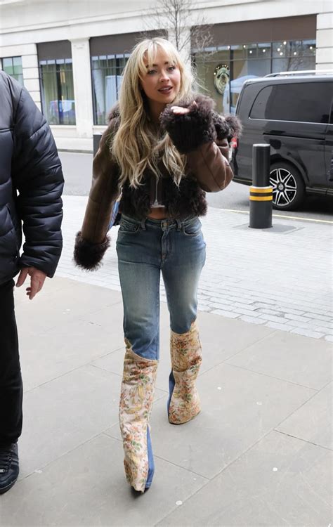 Sabrina Carpenter Looks