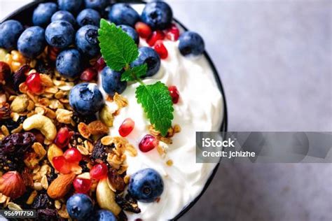 맛 있는 홈메이드 그 라 놀라 요구르트 신선한 유기농 딸기 석류 복사 공간 평면도와 회색 콘크리트 배경에 민트 0명에 대한 스톡 사진 및 기타 이미지 Istock
