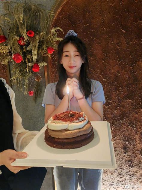 田亮叶一茜女儿森碟近照曝光 穿抹胸裙对镜自拍似小公主新浪图片