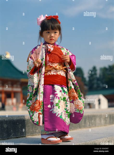 Portrait Dune Petite Fille En Costume Traditionnel à Kyoto Au Japon