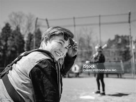 야구 야외에서 야구를 하는 여성 Lgbtq 커플 동성애자에 대한 스톡 사진 및 기타 이미지 동성애자 사진 이미지 여자 Istock