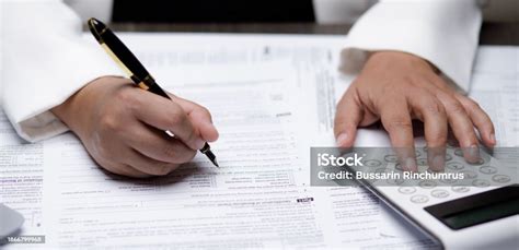 미국 Irs 1040 양식 또는 미국 개인 소득세 개념 데이터 회계 문서와 노트북으로 계산기 사업을 하는 회계사 2023년 세금