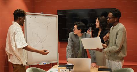 팀 구성원은 회의에서 화이트보드를 중심으로 공동 작업합니다 사진 Unsplash의 팀 이미지