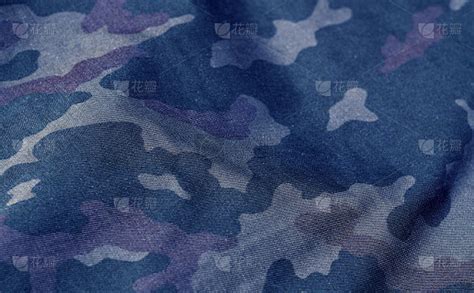 蓝色和棕色军服图案具有模糊效果。