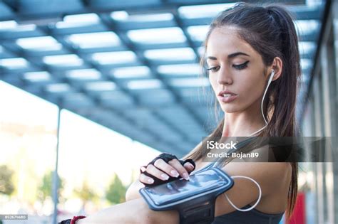 암 밴드 스마트폰 야외에서 음악을 연주와 함께 스포티 한 여자의 초상화 Mp3 플레이어에 대한 스톡 사진 및 기타 이미지